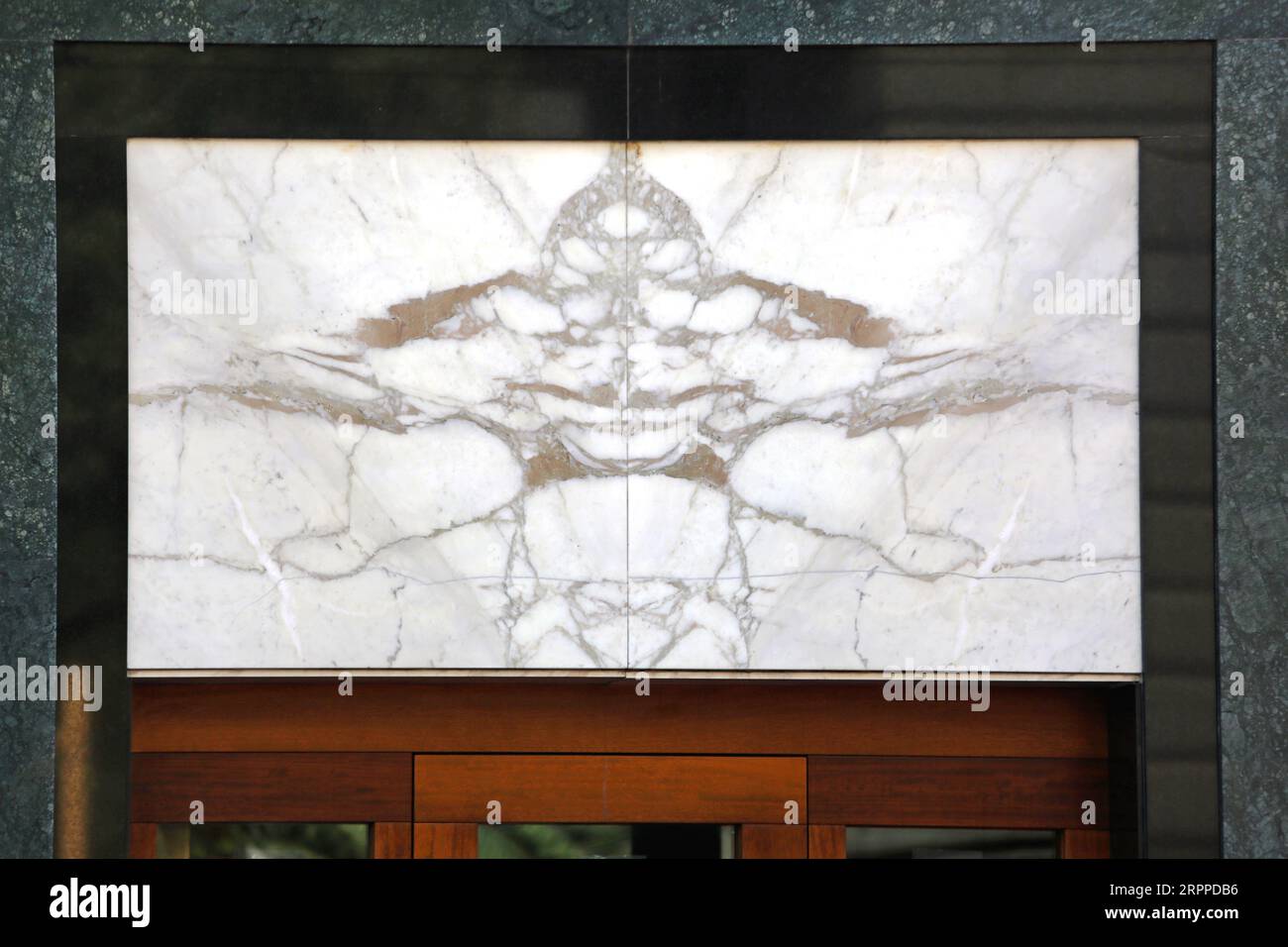 Mirrored tiles hi-res stock photography and images - Alamy