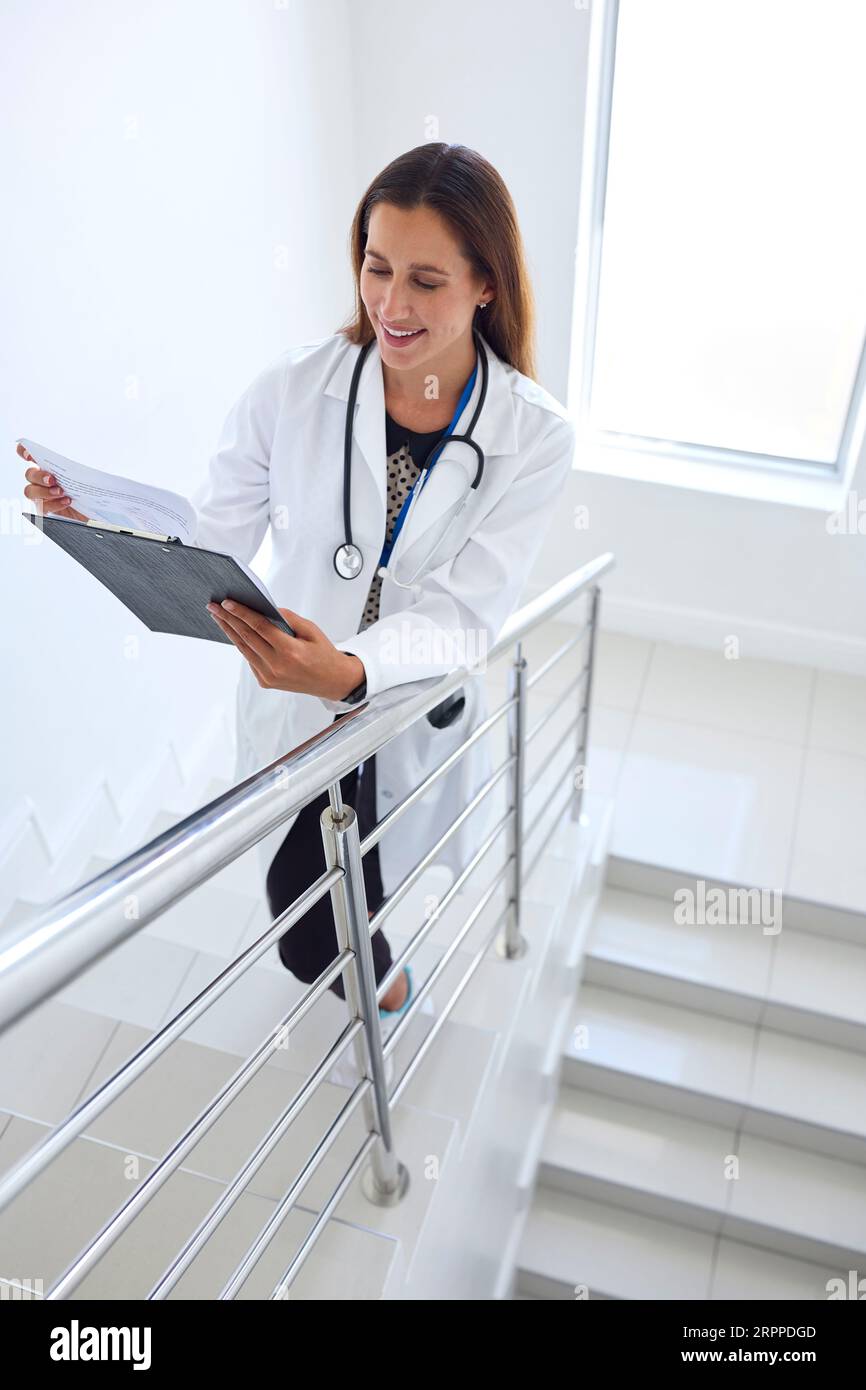 Checking patient notes hi-res stock photography and images - Alamy