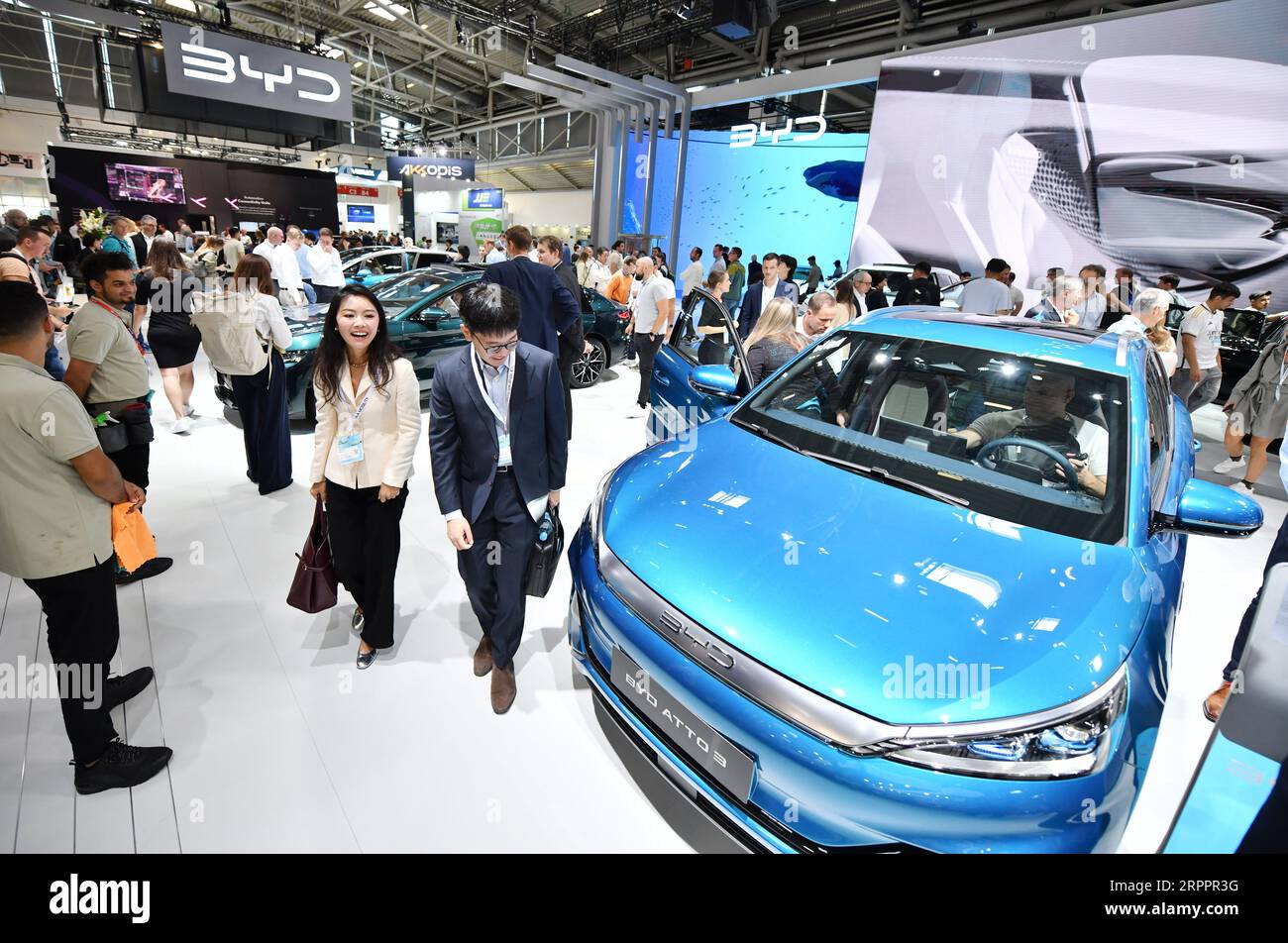 (230905) -- MUNICH, Sept. 5, 2023 (Xinhua) -- People visit the booth of ...