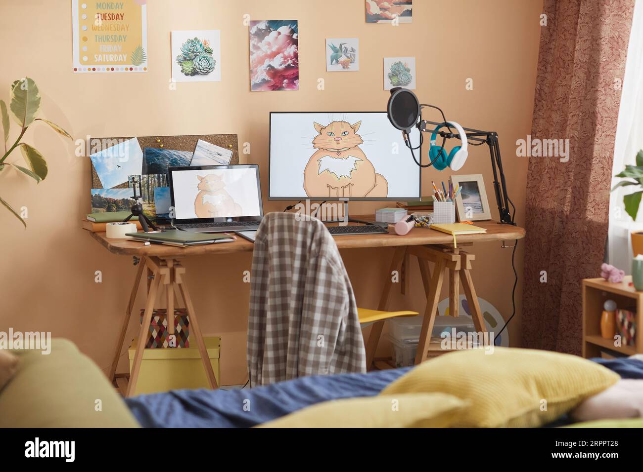 Cluttered desk cartoon hi-res stock photography and images - Alamy