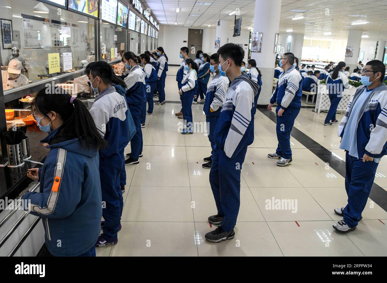 School lunch line hi-res stock photography and images - Alamy