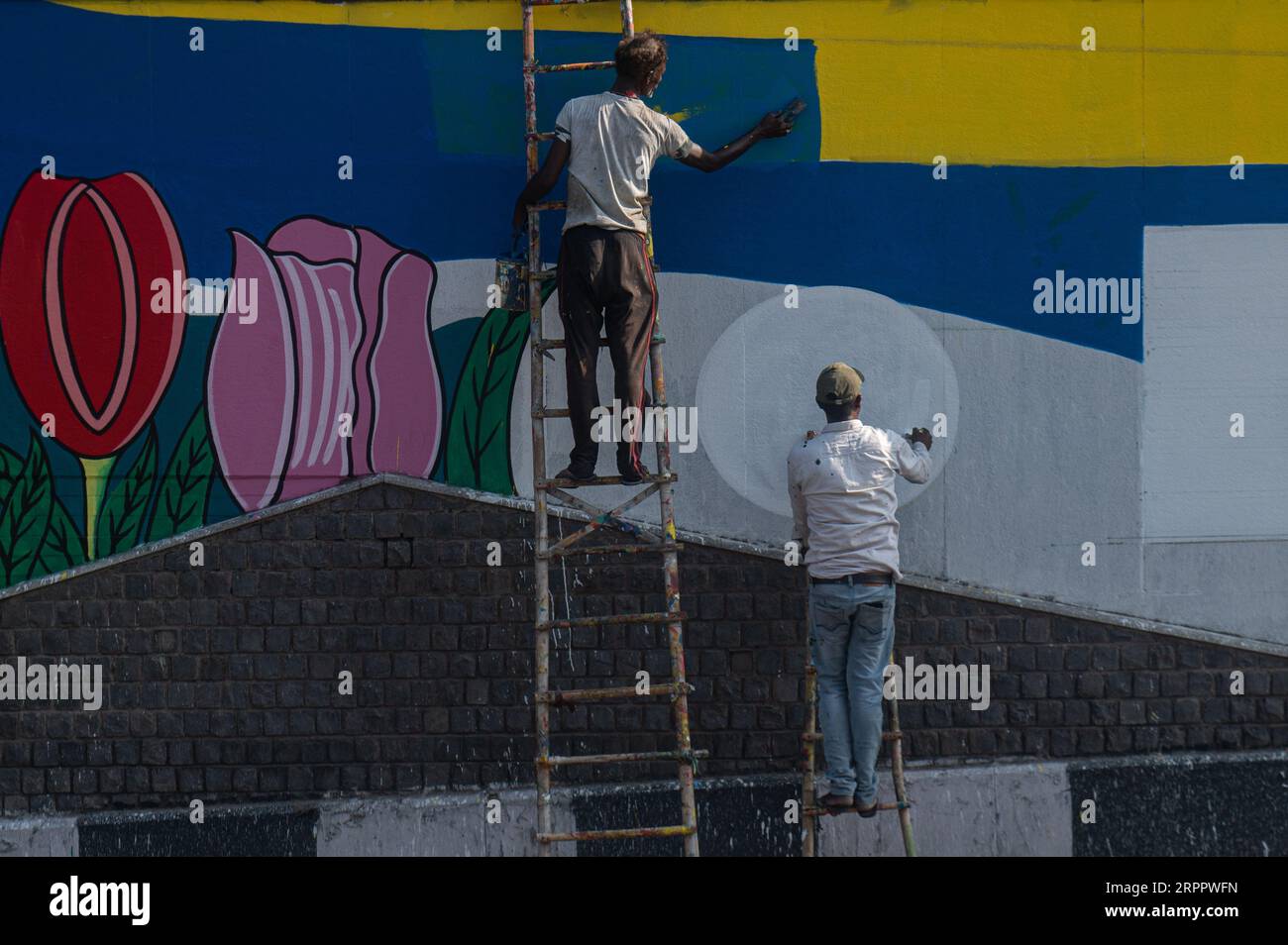 New Delhi, Delhi, India. 5th Sep, 2023. An artist paints a wall mural ...