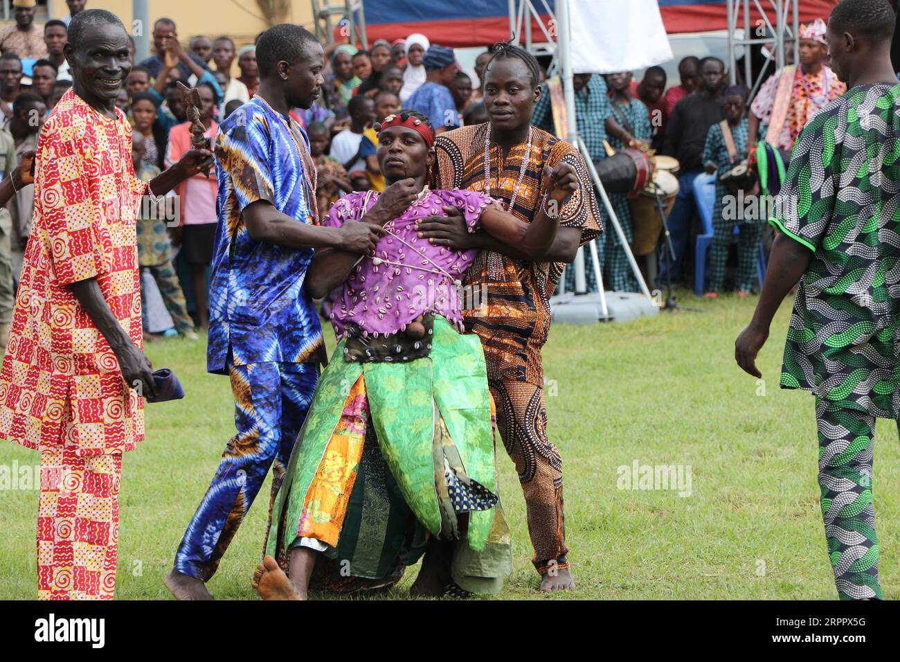 African man woman dancers perform hi-res stock photography and images ...