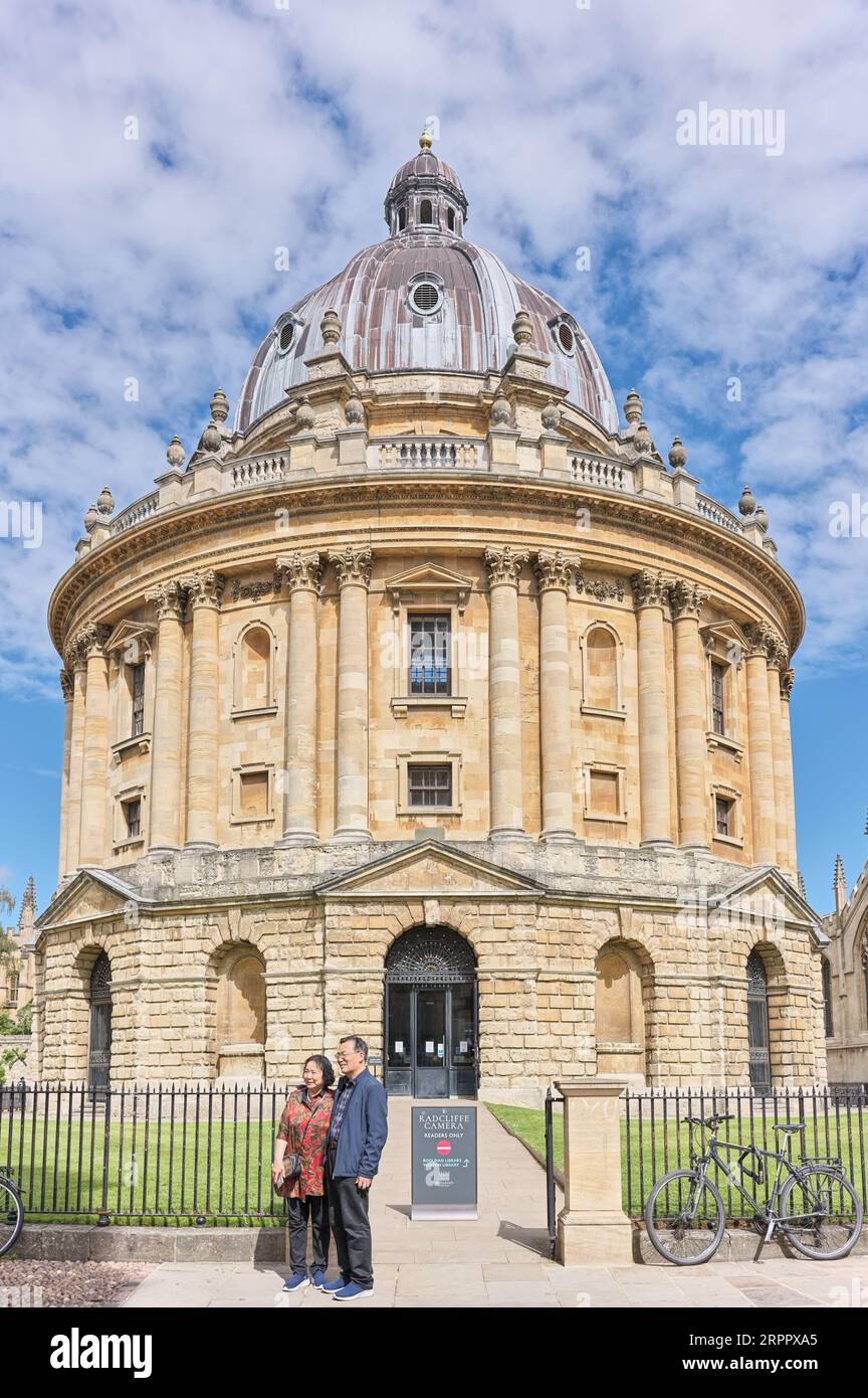 A chinese couple pose for a photgraph outside the Radcliffe Camera ...