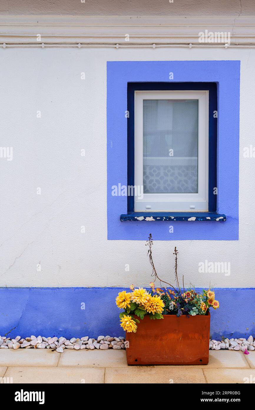 Single cottage window frame hi-res stock photography and images - Alamy