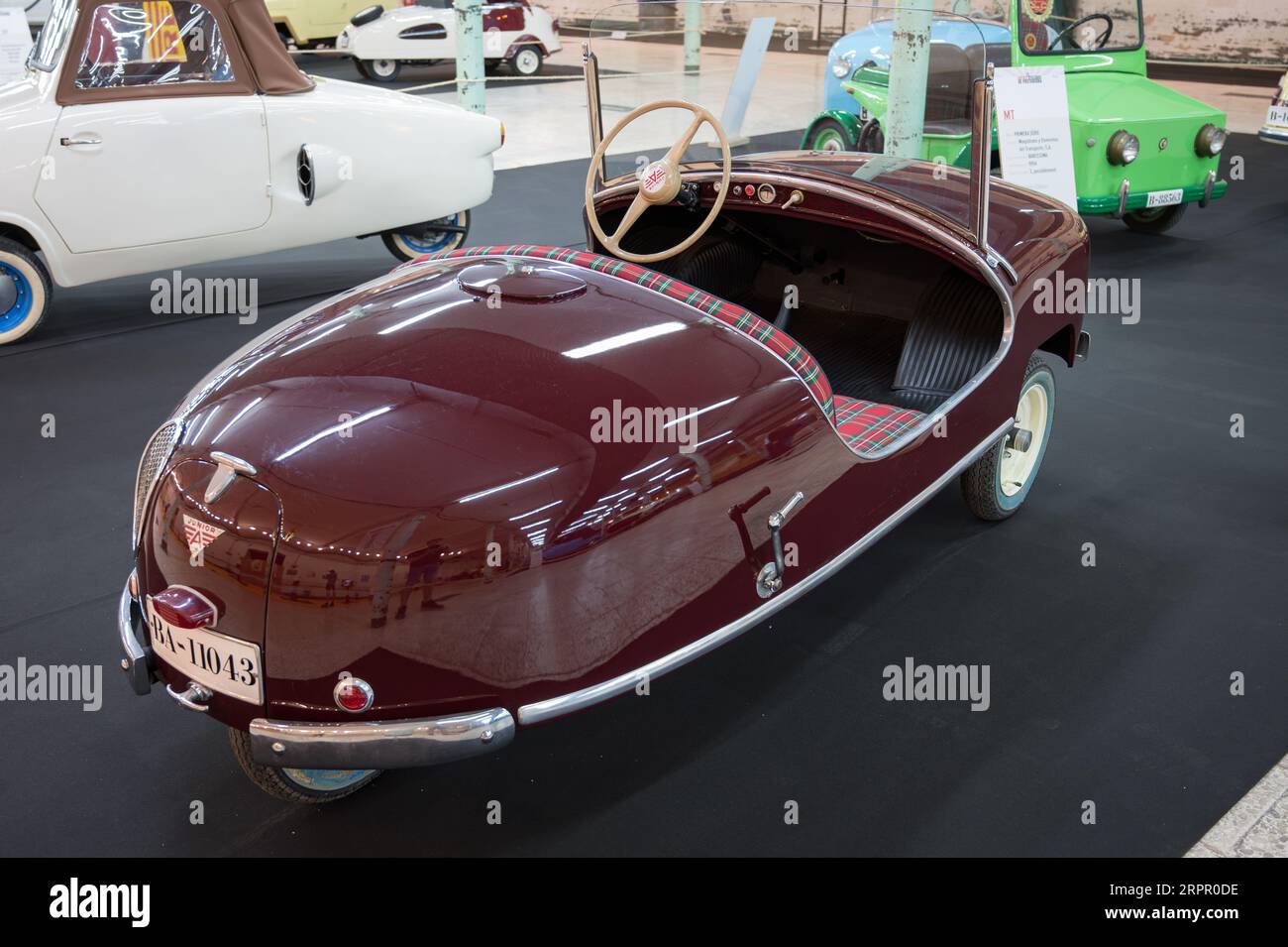 Maroon Reina Junior three wheeled car Stock Photo - Alamy
