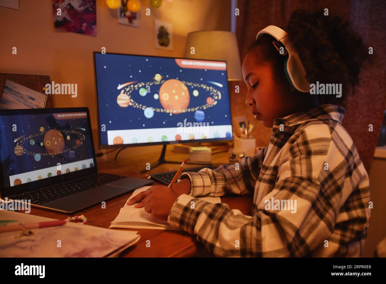 Tween and computer and night hi-res stock photography and images - Alamy