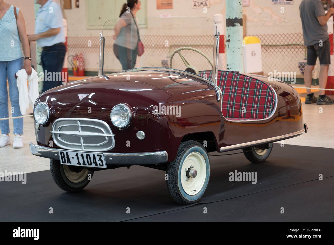 Maroon Reina Junior three wheeled car Stock Photo - Alamy