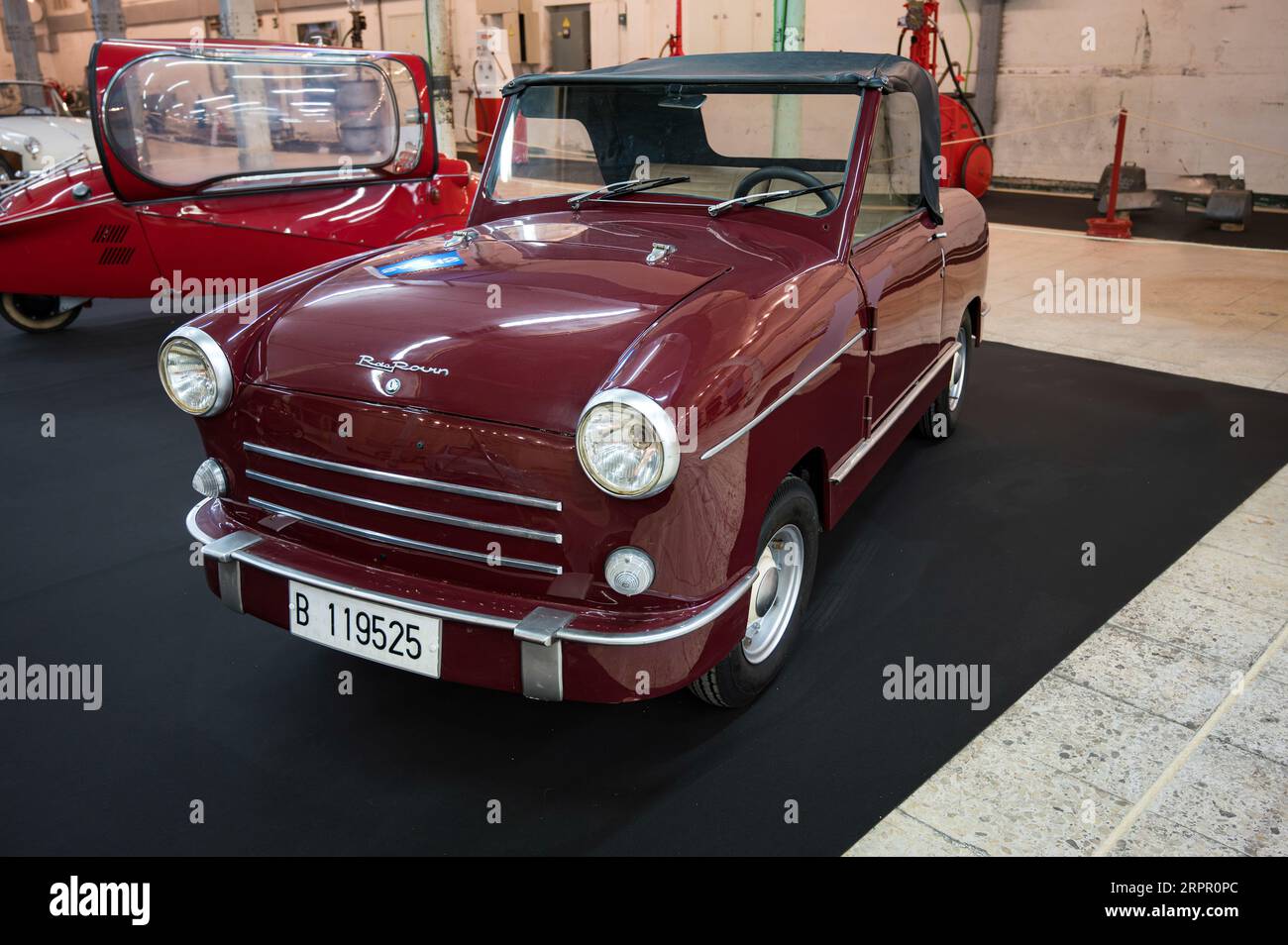 Robert de Rovin D3 from 1948 - 1950 dark red Stock Photo - Alamy