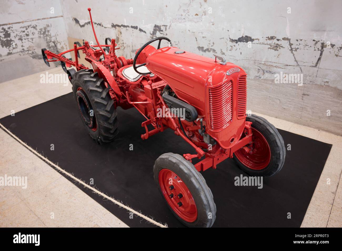 Energic 511 - 6V tractor in red color, it is a rare French machine ...