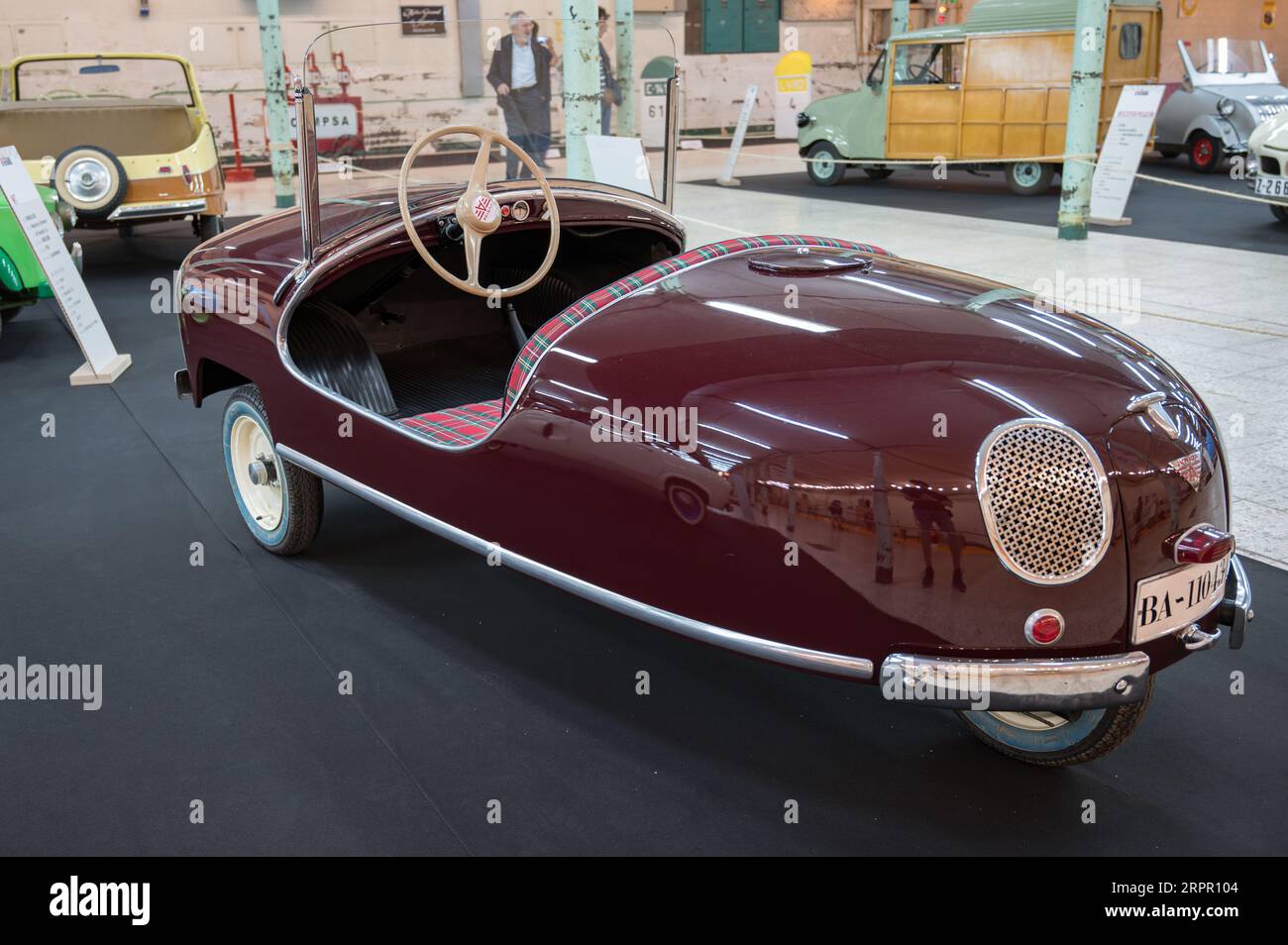 Maroon Reina Junior three wheeled car Stock Photo - Alamy