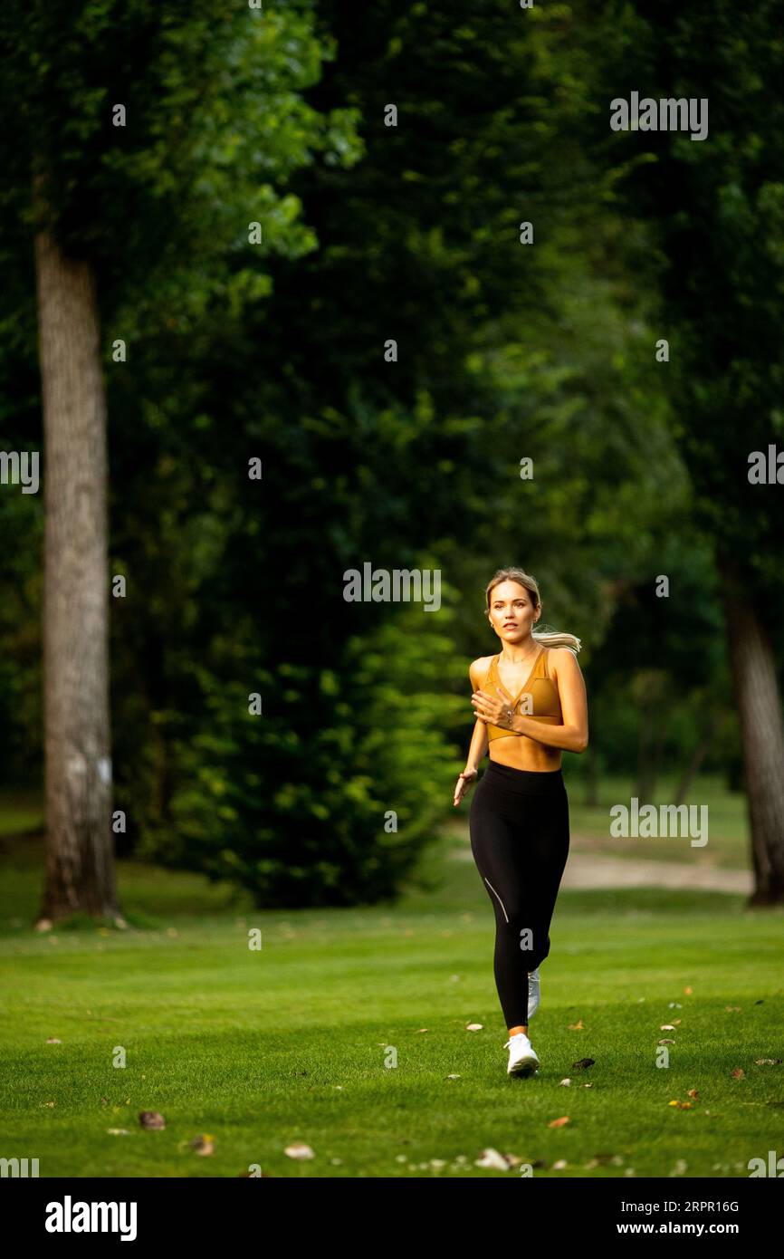 Pretty young woman in running hi-res stock photography and images - Alamy