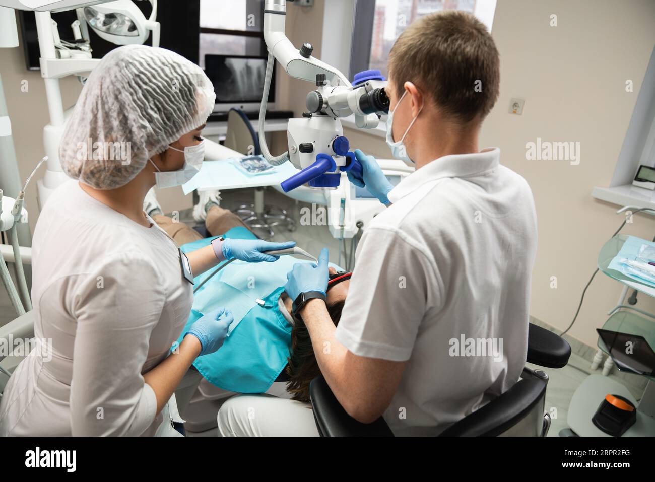 Doctor using a microscope hi-res stock photography and images - Alamy