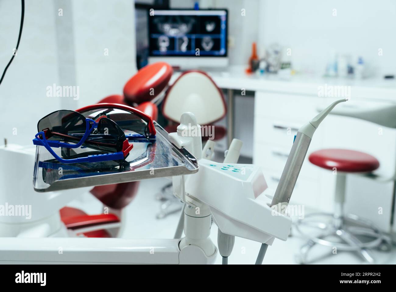 Doctor dentist drills tooth in hi-res stock photography and images - Alamy