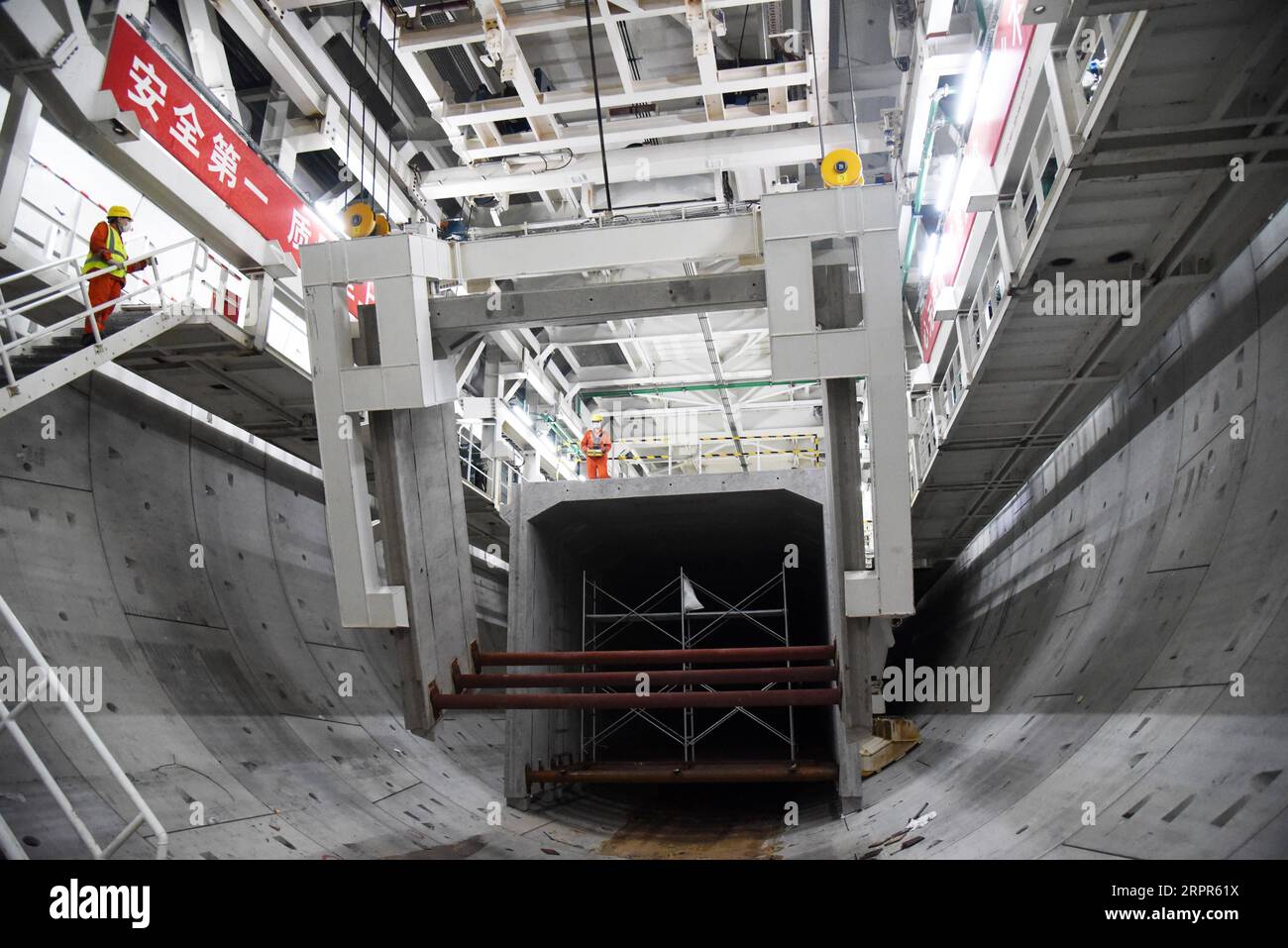 200327 -- JINAN, March 27, 2020 -- Staff members work at the ...