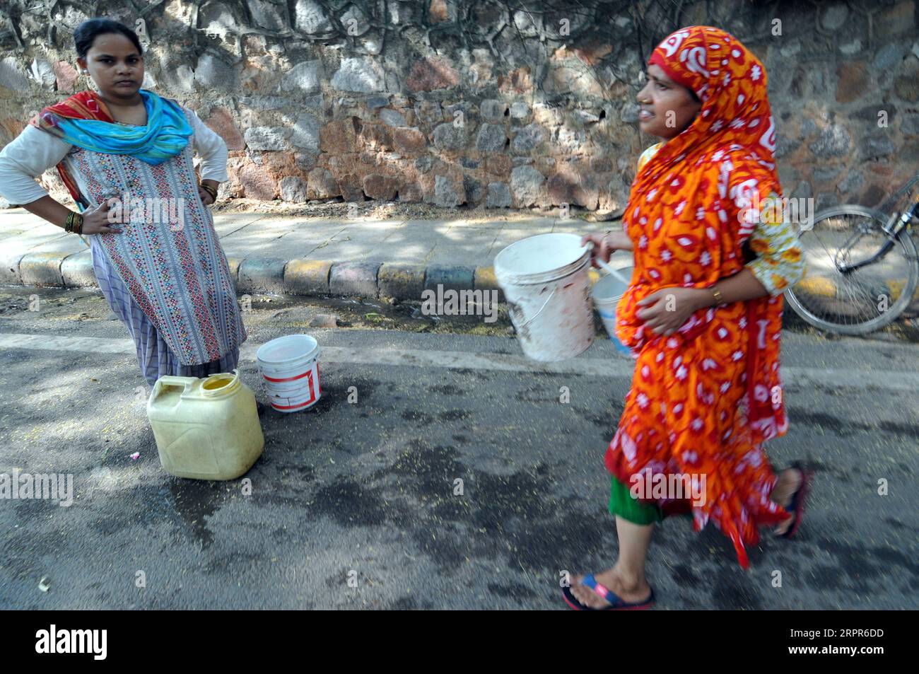 Delhi, India. 5th Sep, 2023. Women wait in long queues for water from ...