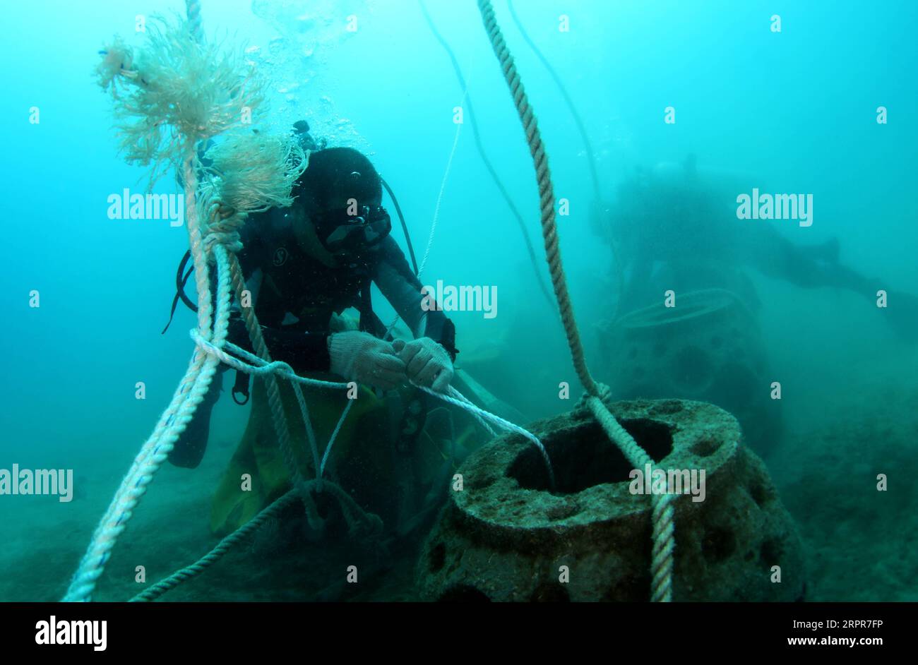 Underwater ropes hi-res stock photography and images - Alamy