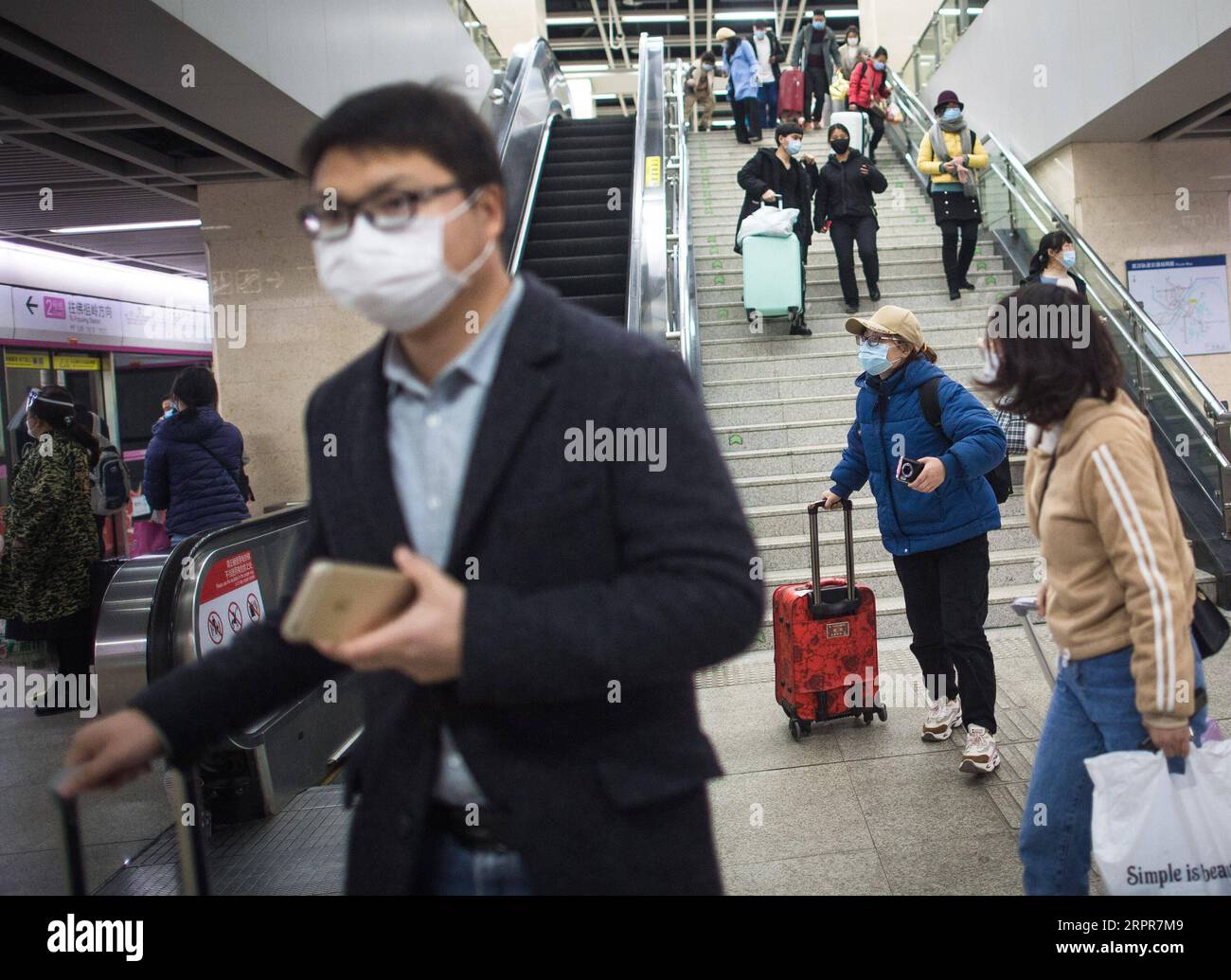 200328 -- WUHAN, March 28, 2020 -- Passengers walk on the platform of ...