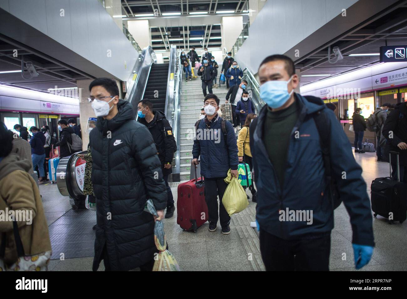 200328 -- WUHAN, March 28, 2020 -- Passengers walk on the platform of ...