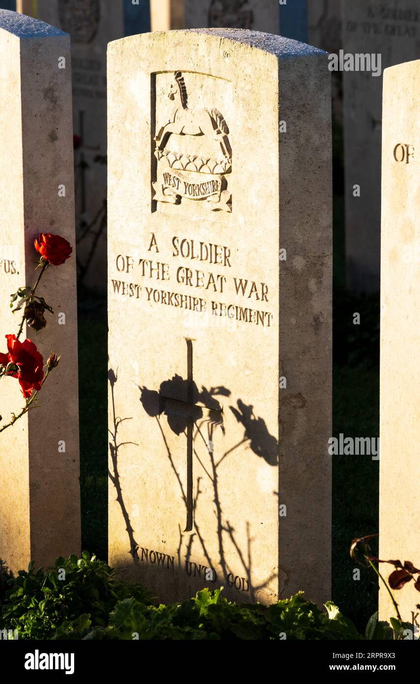 Wwi grave headstones hi-res stock photography and images - Alamy