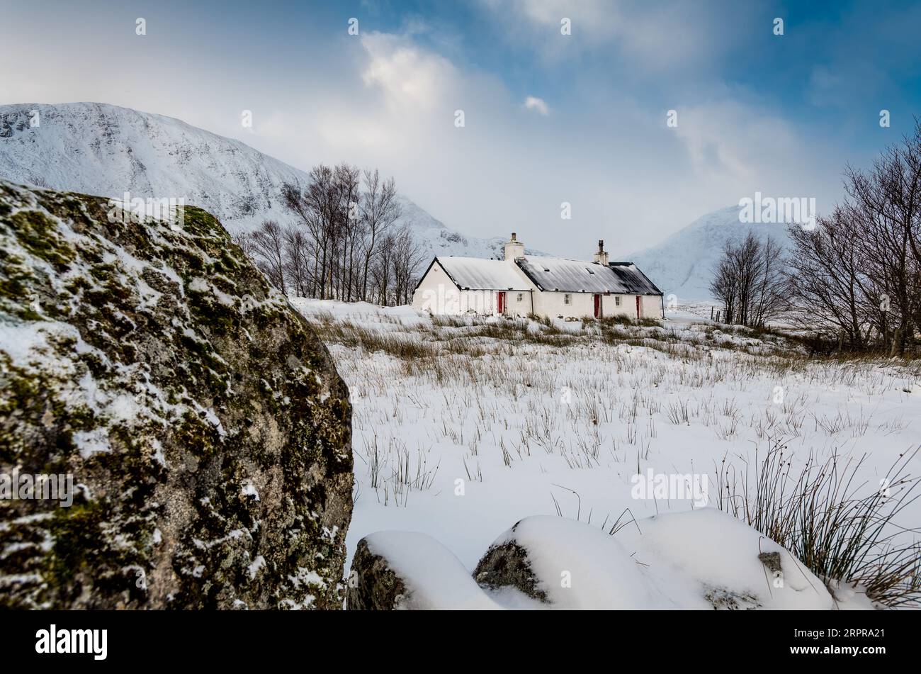 Black rock cottage winter snow hi-res stock photography and images - Alamy
