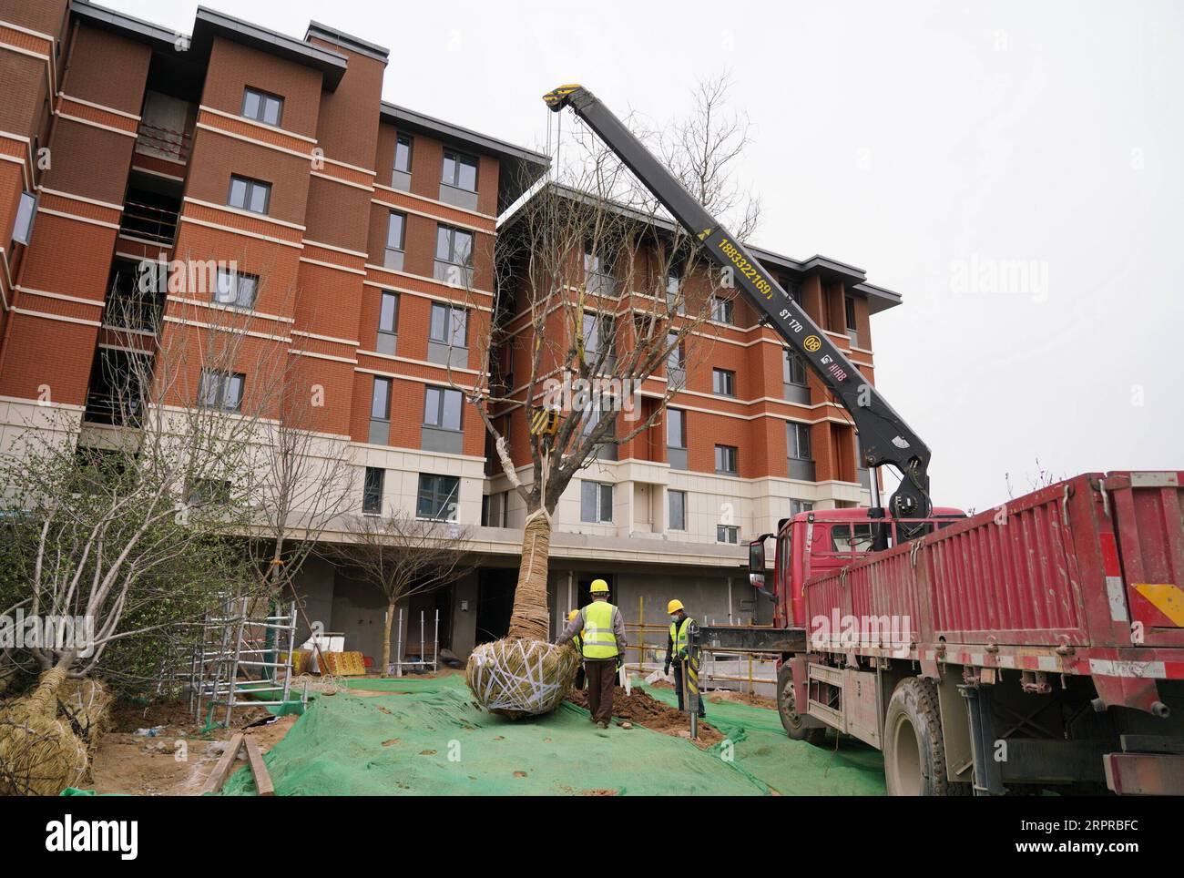 200331 -- SHIJIAZHUANG, March 31, 2020 -- Workers operate a crane to ...