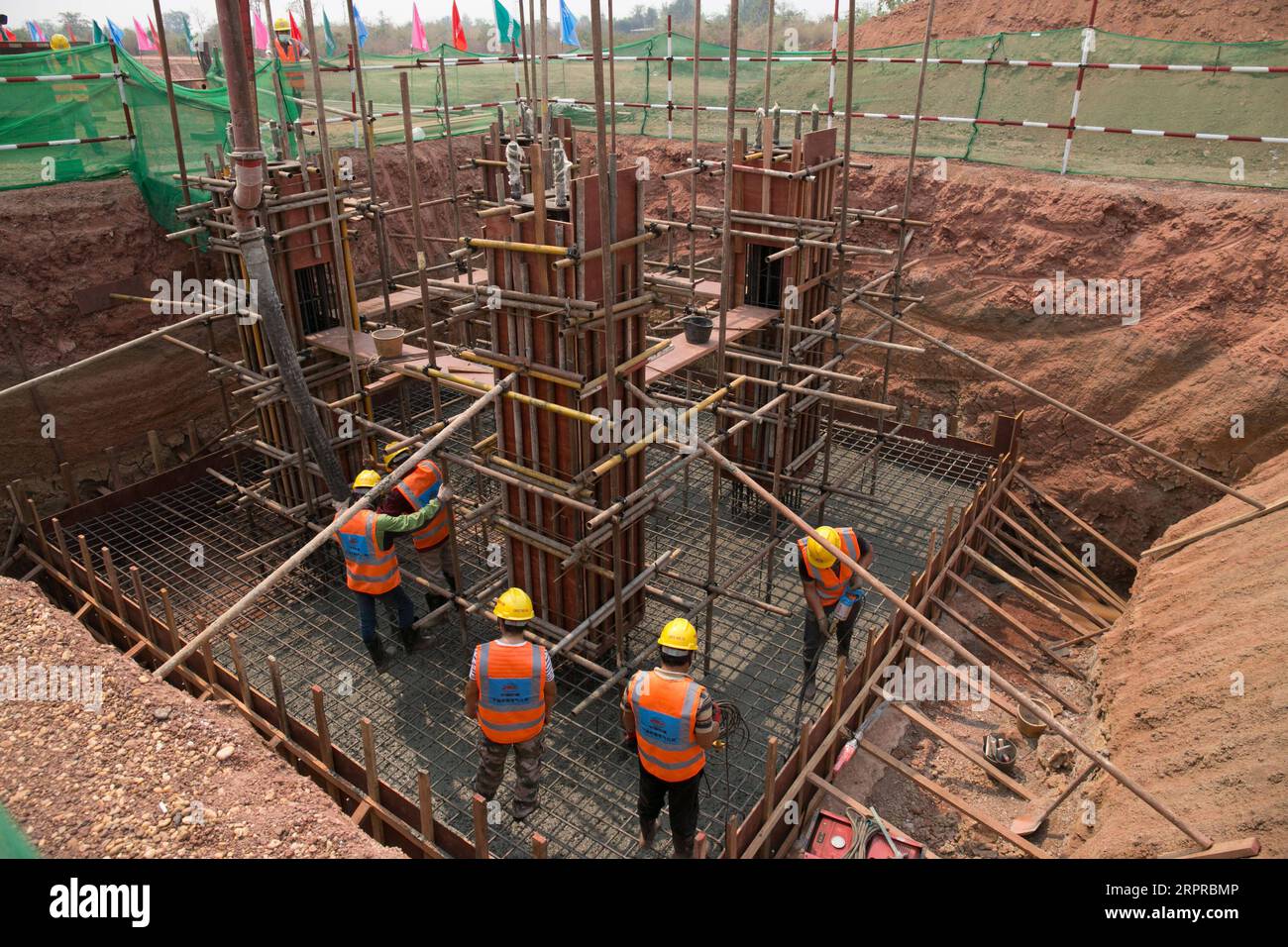 200331 -- VIENTIANE, March 31, 2020 Xinhua -- Workers cast concrete for ...