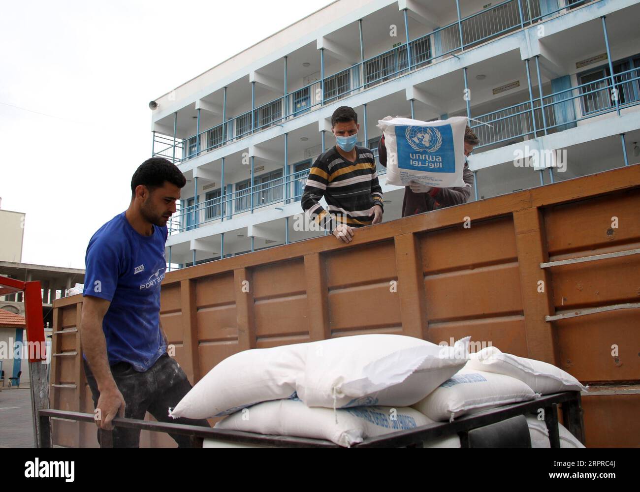 Palestine food distribution hi-res stock photography and images - Alamy