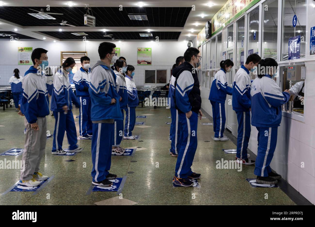 School canteen queue hi-res stock photography and images - Alamy