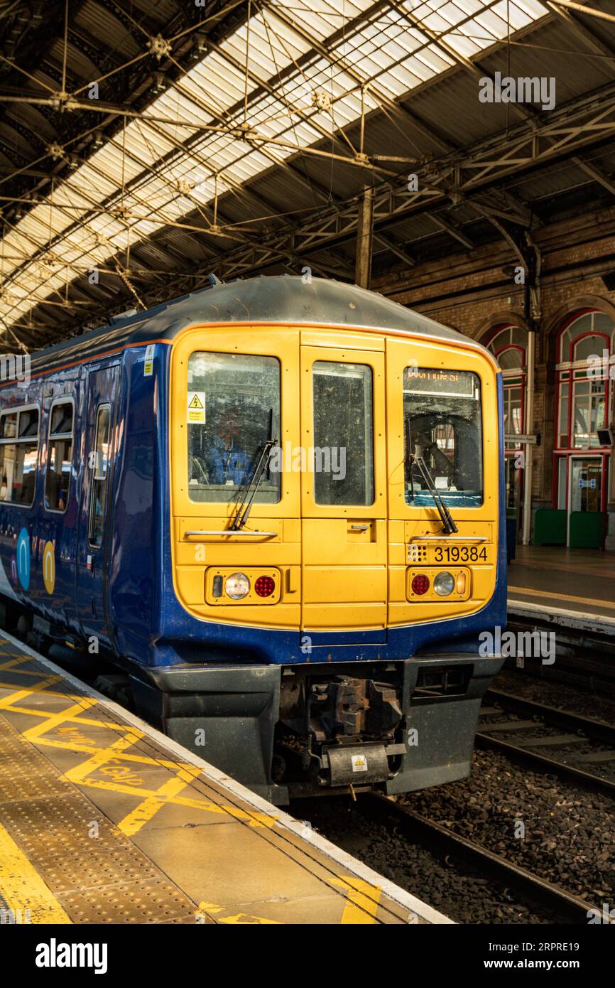 Class 319 train hi-res stock photography and images - Alamy