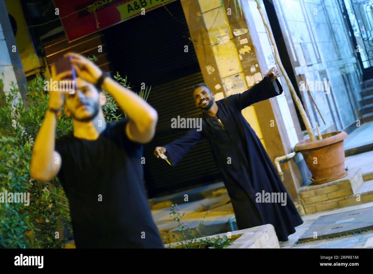 200402 -- CAIRO, April 2, 2020 -- People watch the balcony concert in ...