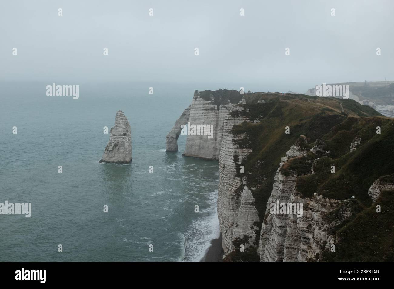 Rocks jutting out of ocean hi-res stock photography and images - Alamy