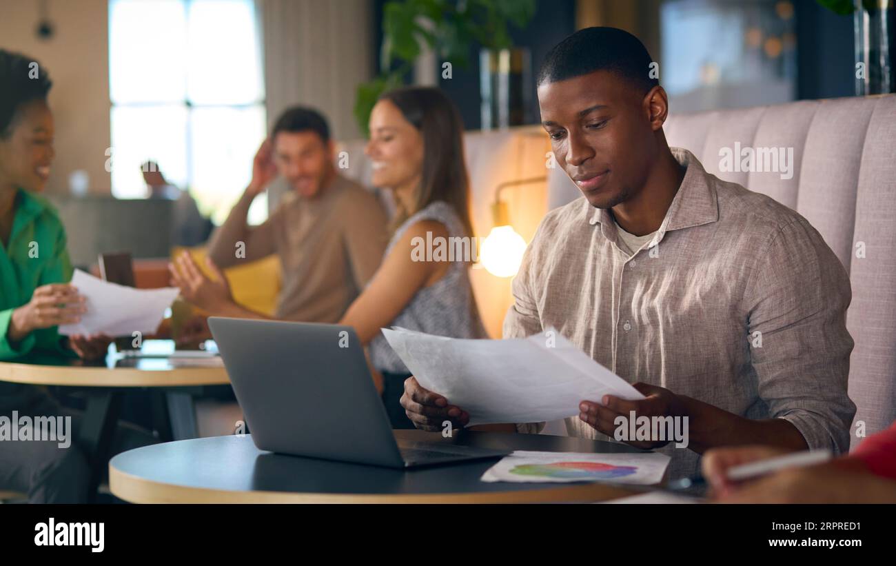 Informal seating hi-res stock photography and images - Alamy