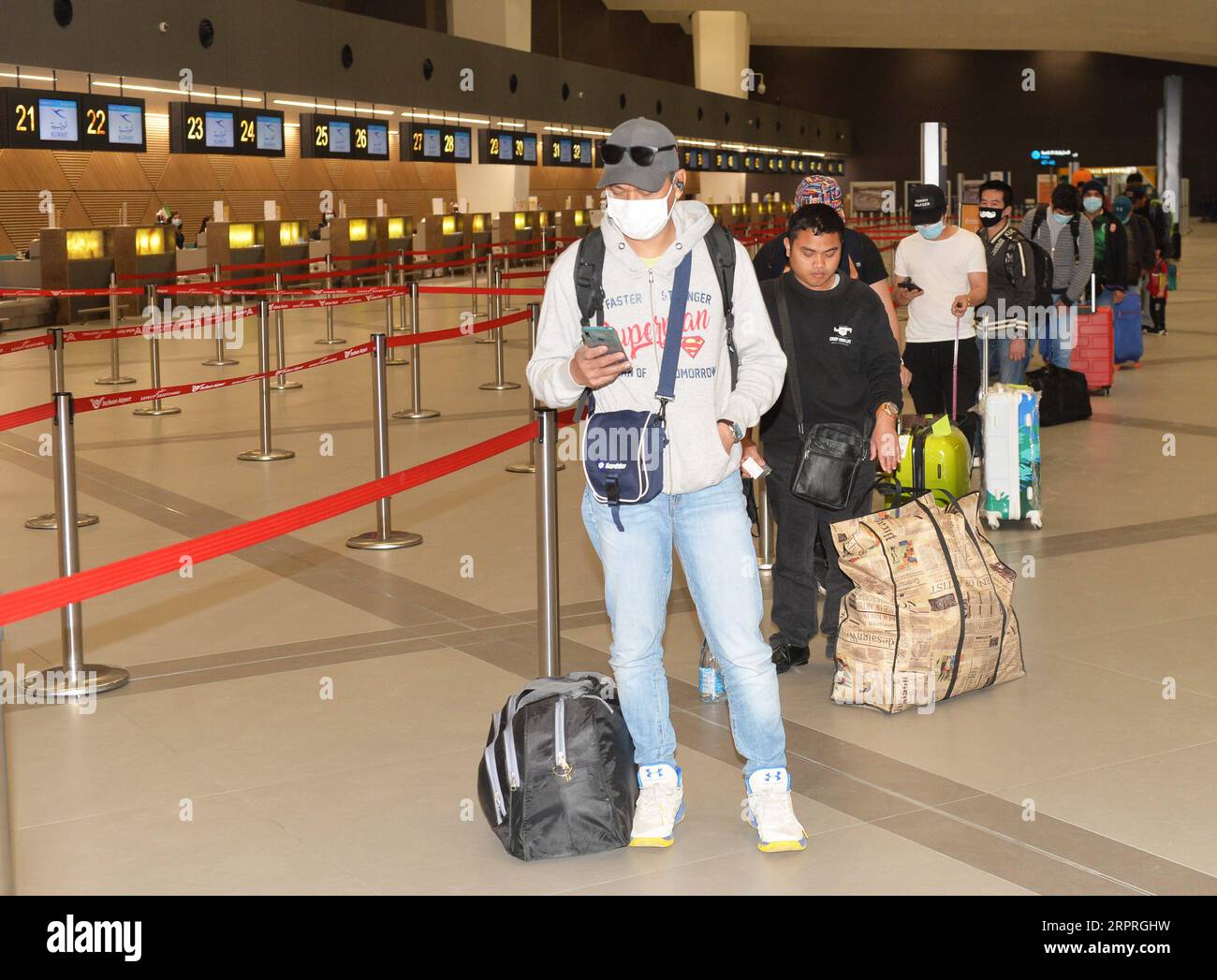 Kuwait international airport security hi-res stock photography and ...