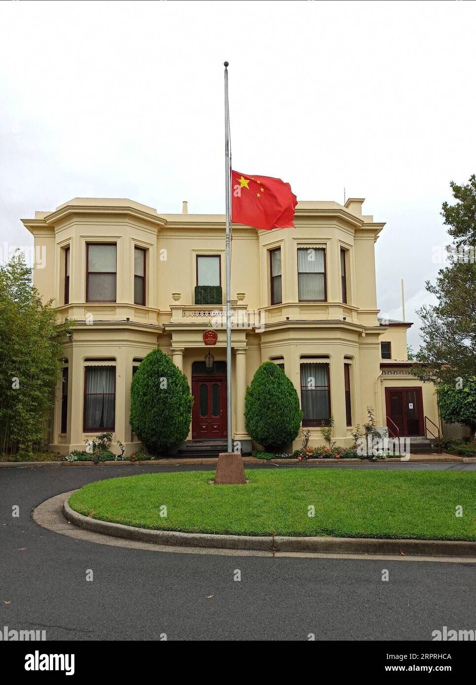 200404 -- MELBOURNE, April 4, 2020 Xinhua -- A Chinese national flag ...