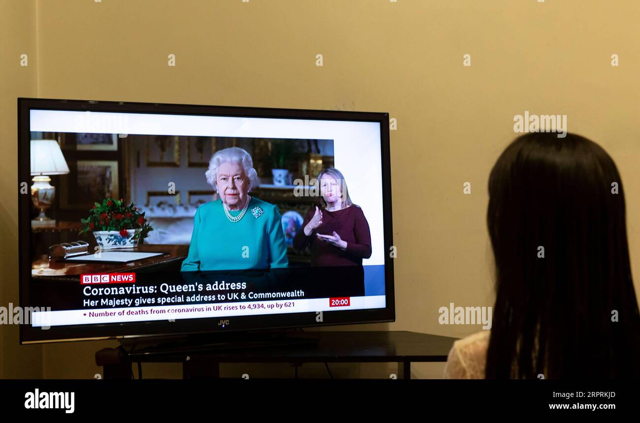 200405 -- LONDON, April 5, 2020 -- A girl watches British Queen ...