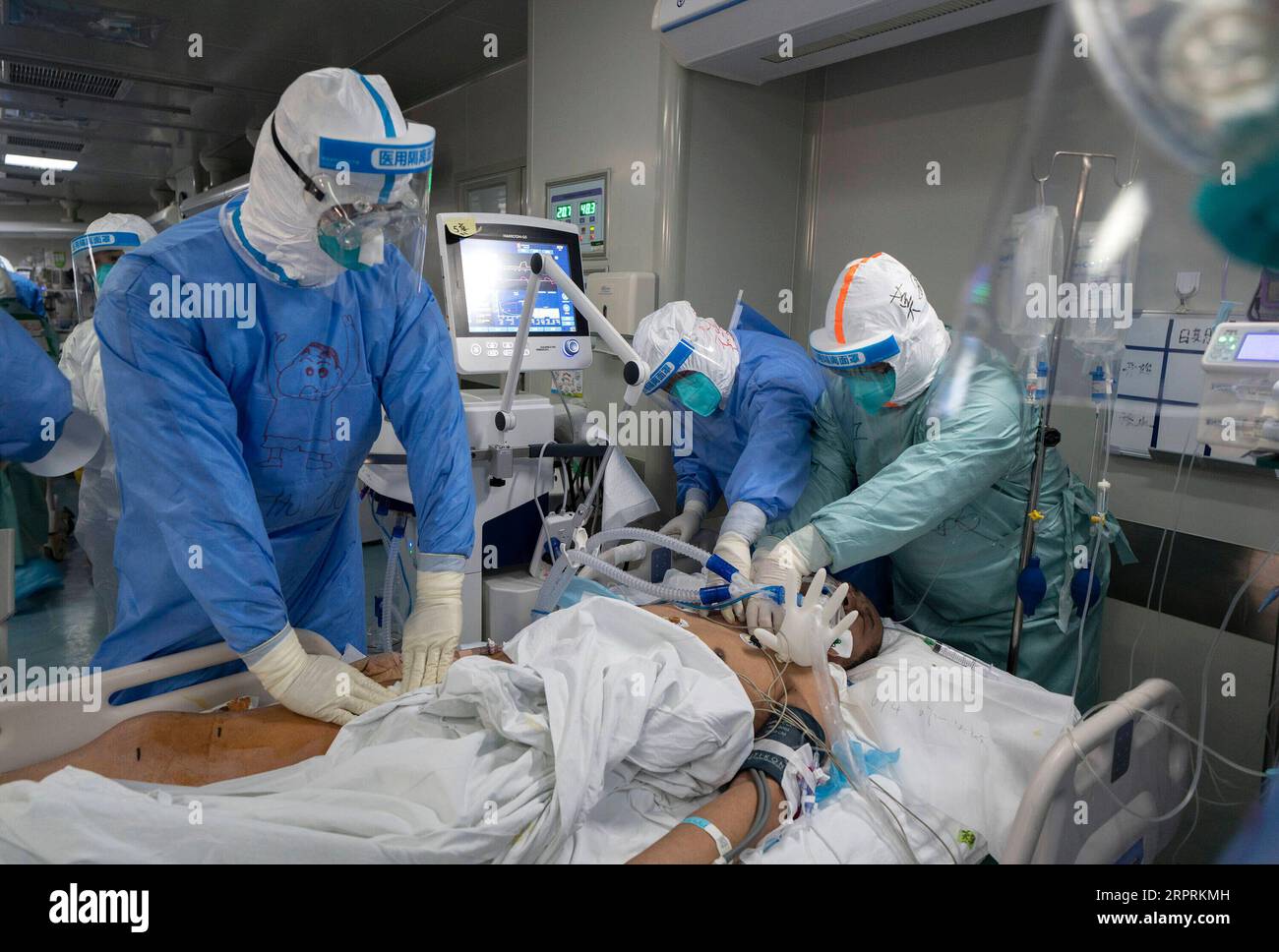 200406 -- WUHAN, April 6, 2020 -- Medical staff press the wound to prevent it from bleeding ...