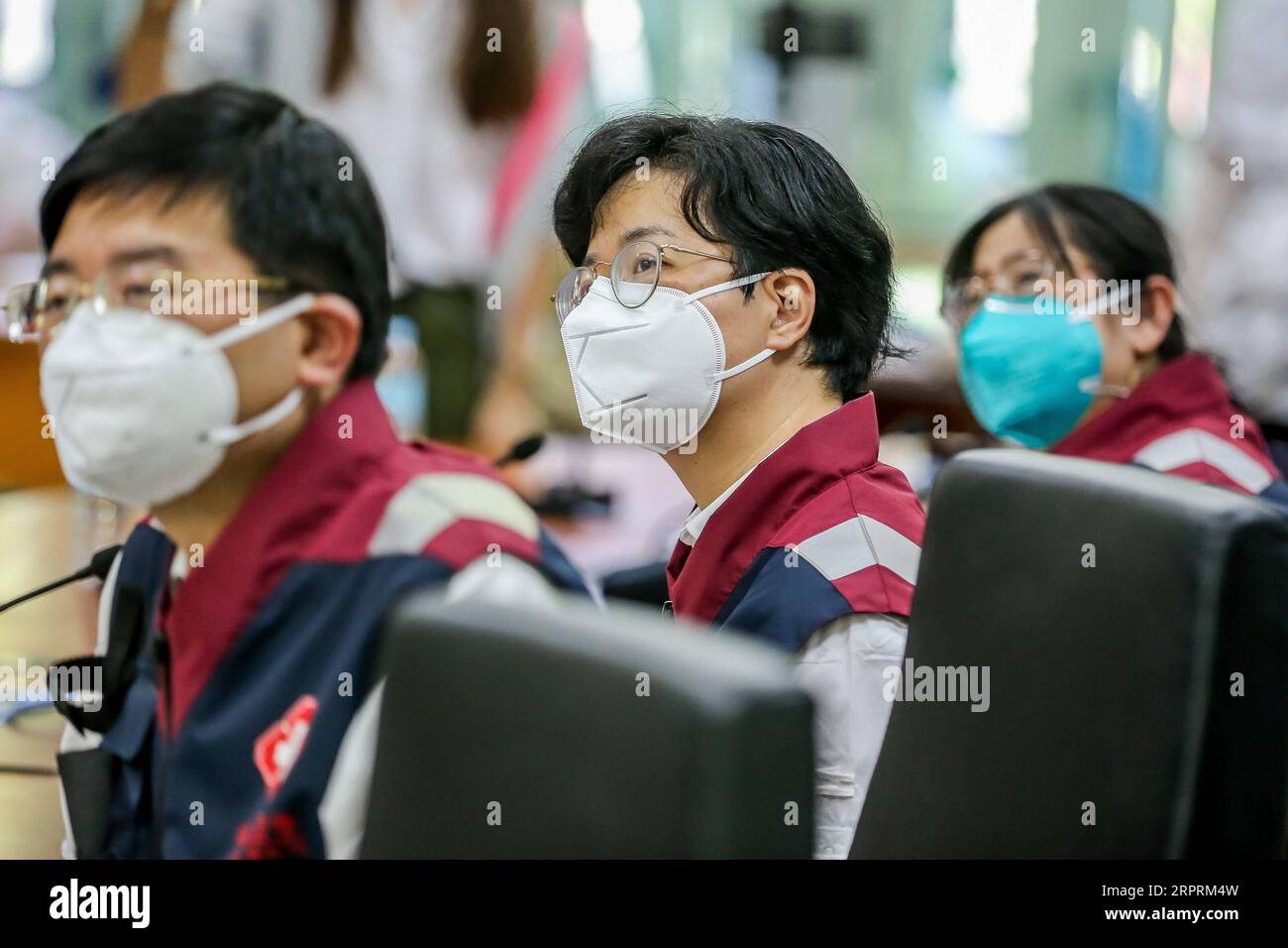 200406 -- MANILA, April 6, 2020 -- Members of the Chinese medical team ...