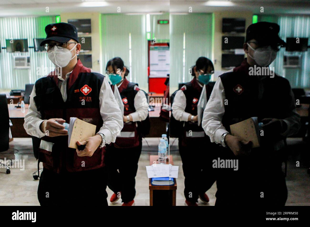 200406 -- MANILA, April 6, 2020 -- Members of the Chinese medical team ...