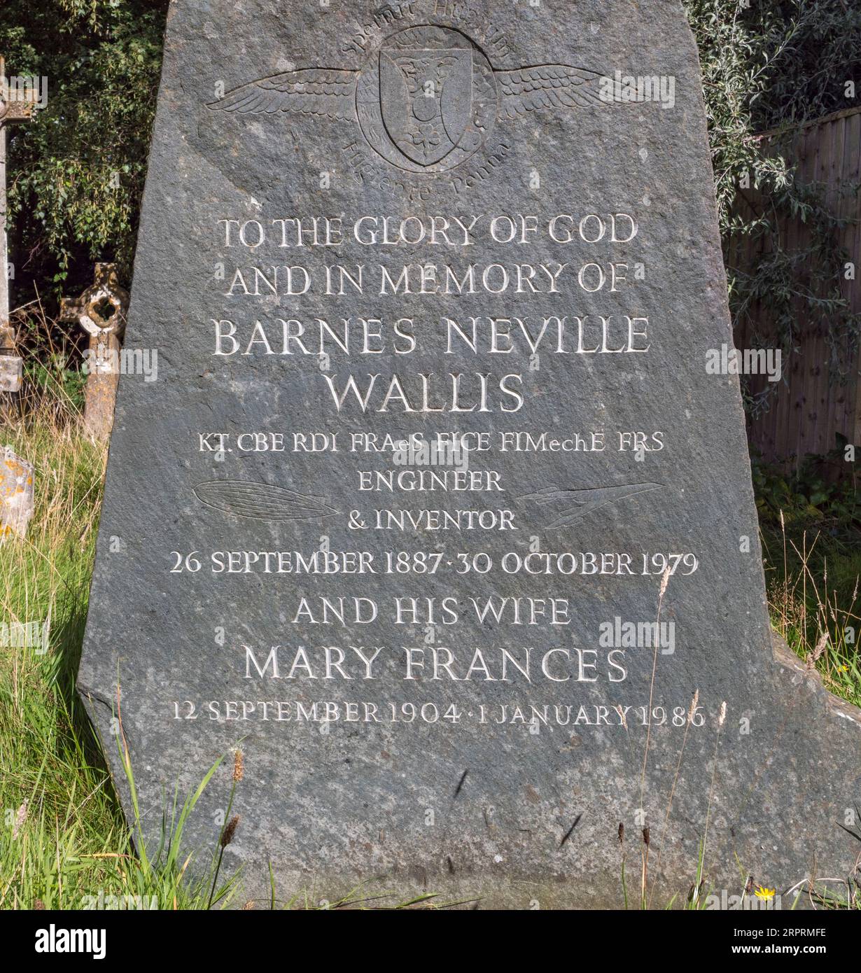 The grave of Sir Barnes Neville Wallis in St Lawrence Church, Effingham ...