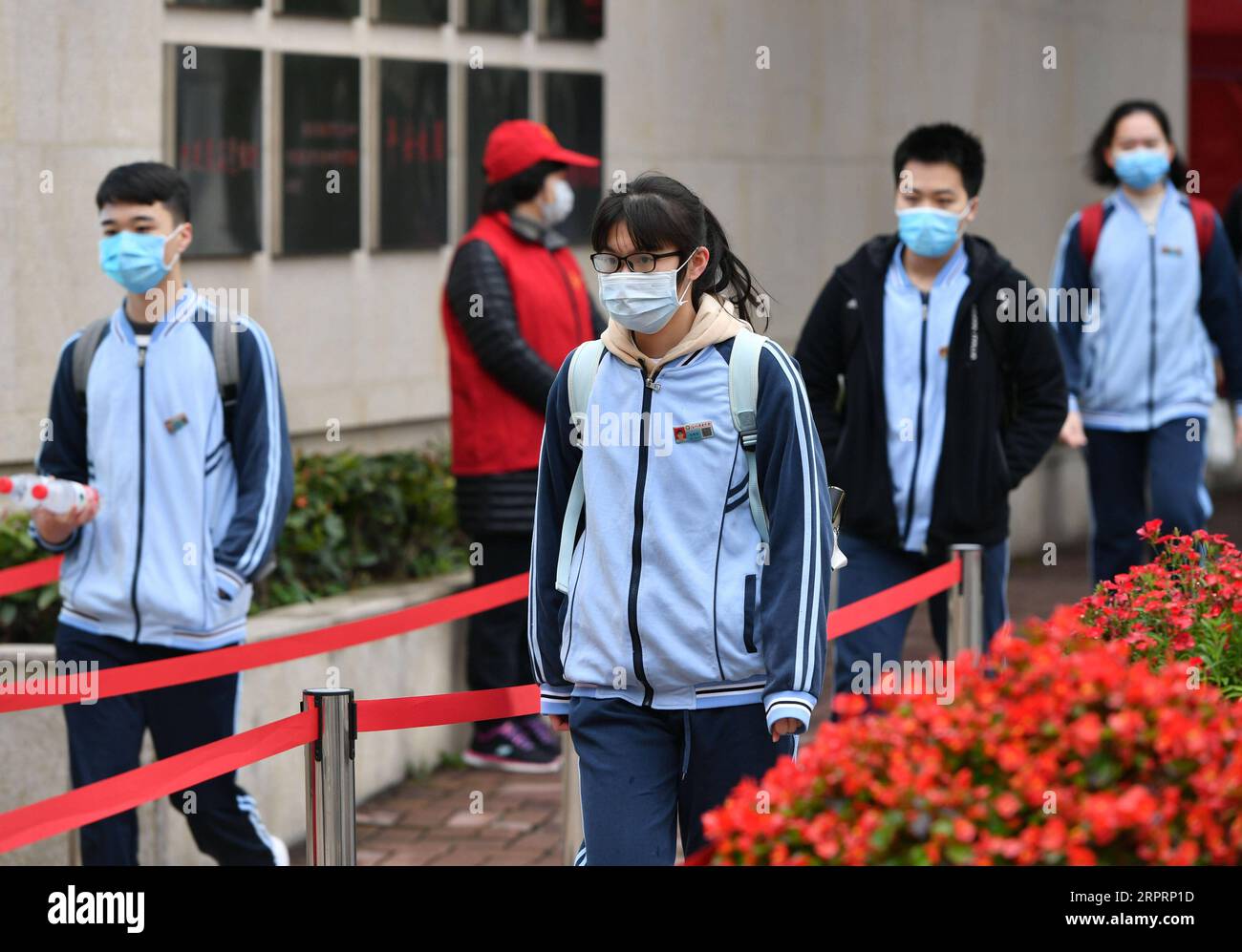 200407 -- FUZHOU, April 7, 2020 -- Students return to Pingdong Middle ...