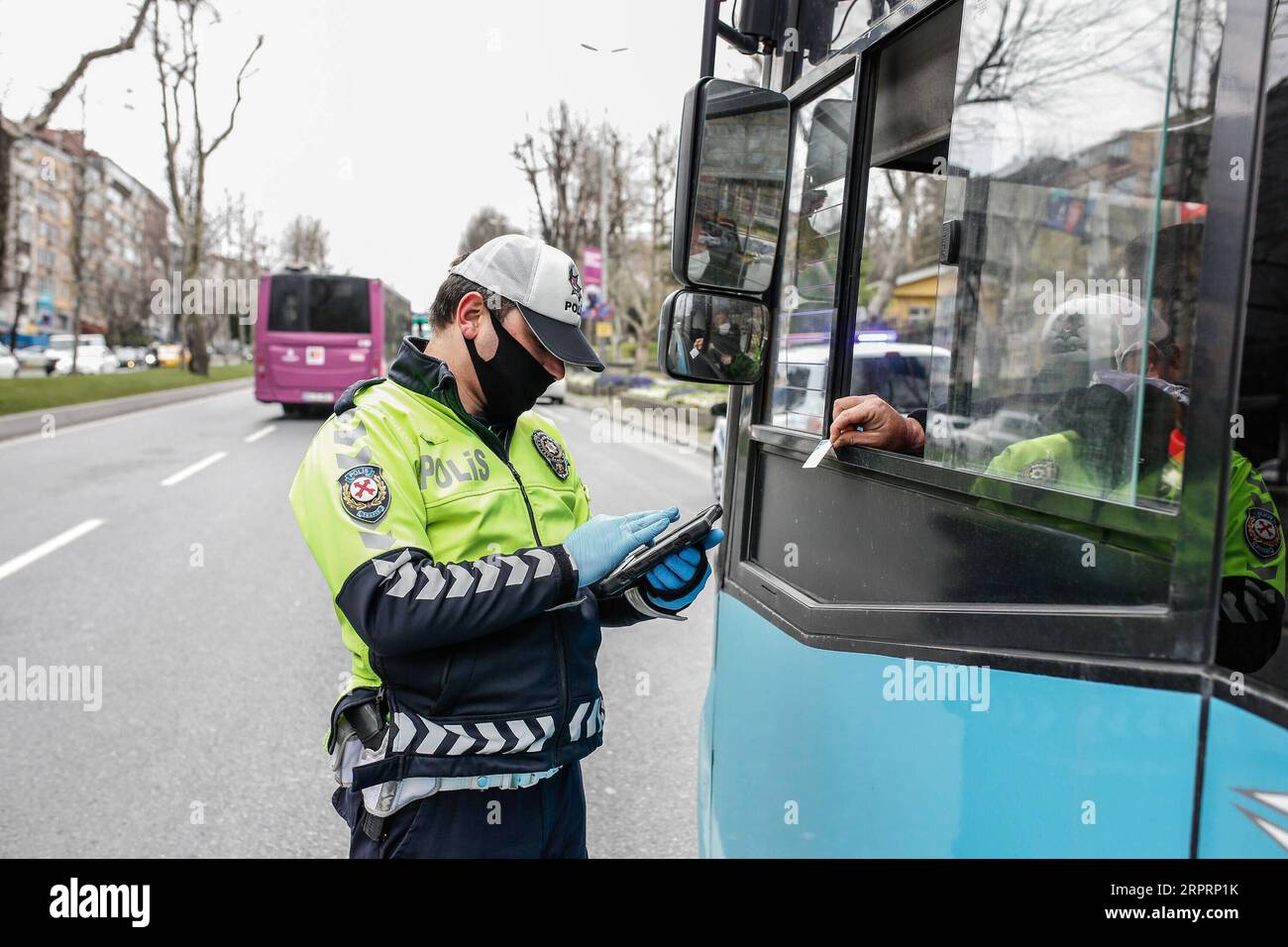 Number 7 bus hi-res stock photography and images - Alamy