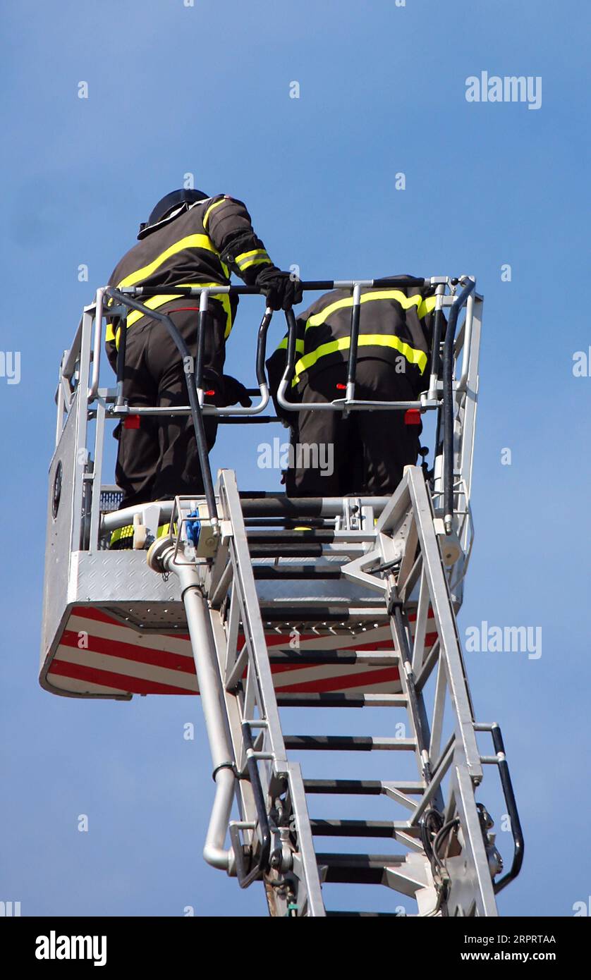 Firefighters training school ladder hi-res stock photography and images ...