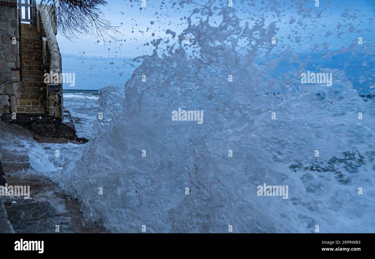 Waves tropical sea hit rocks hi-res stock photography and images - Alamy