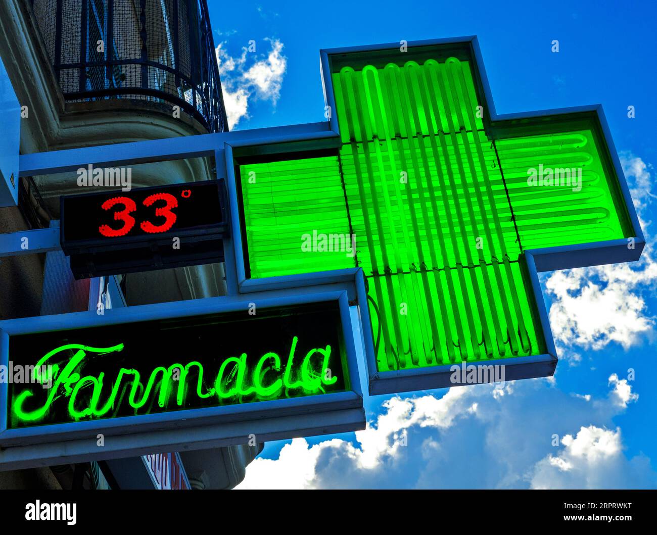 SPAIN HEATWAVE 33C Spanish 'Farmacia' green cross sign outside chemist ...
