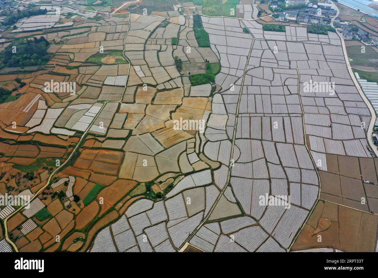 200410 -- SUIYANG, April 10, 2020 -- Aerial photo taken on April 10 ...