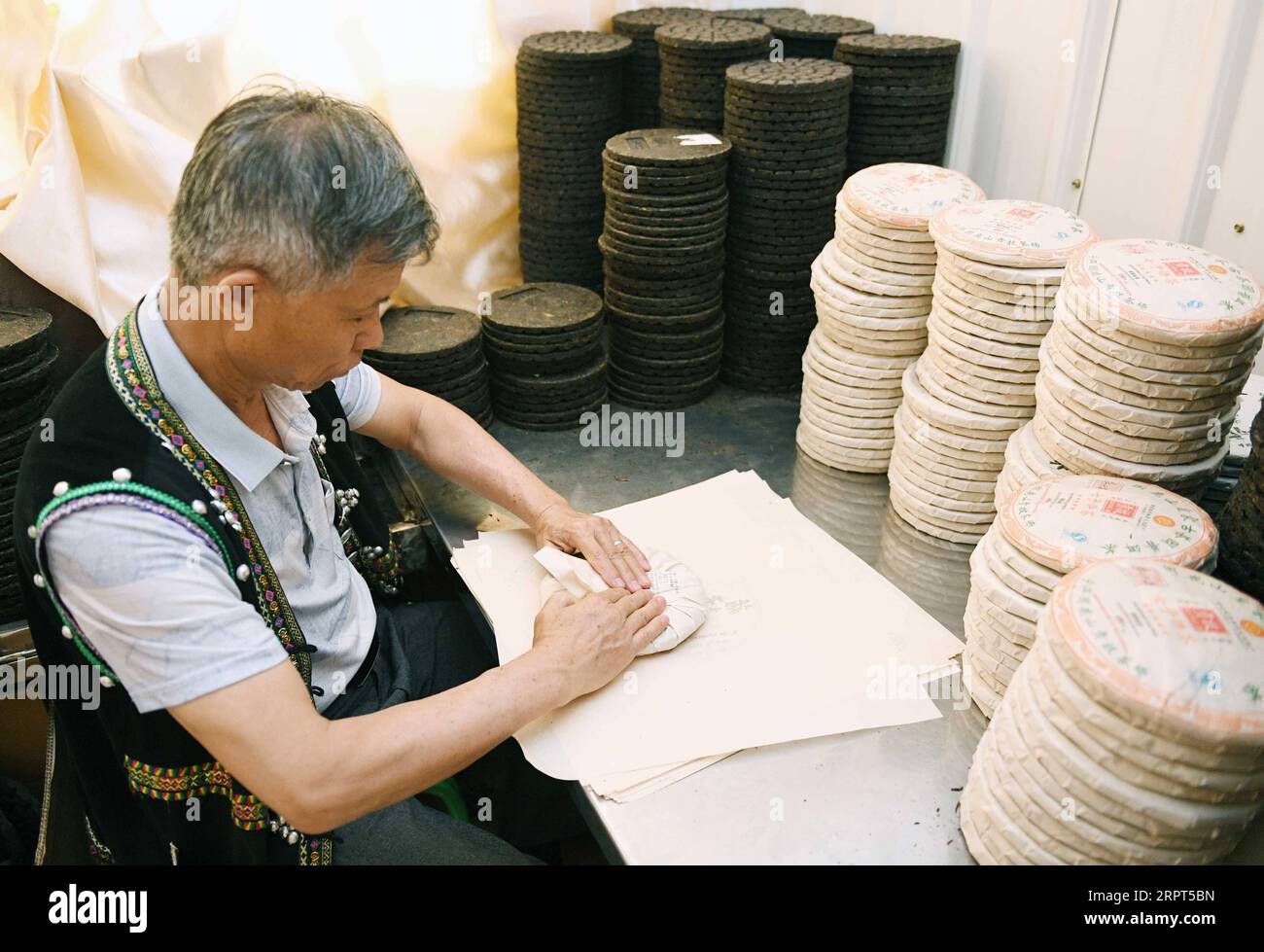 Hani people tea hi-res stock photography and images - Alamy