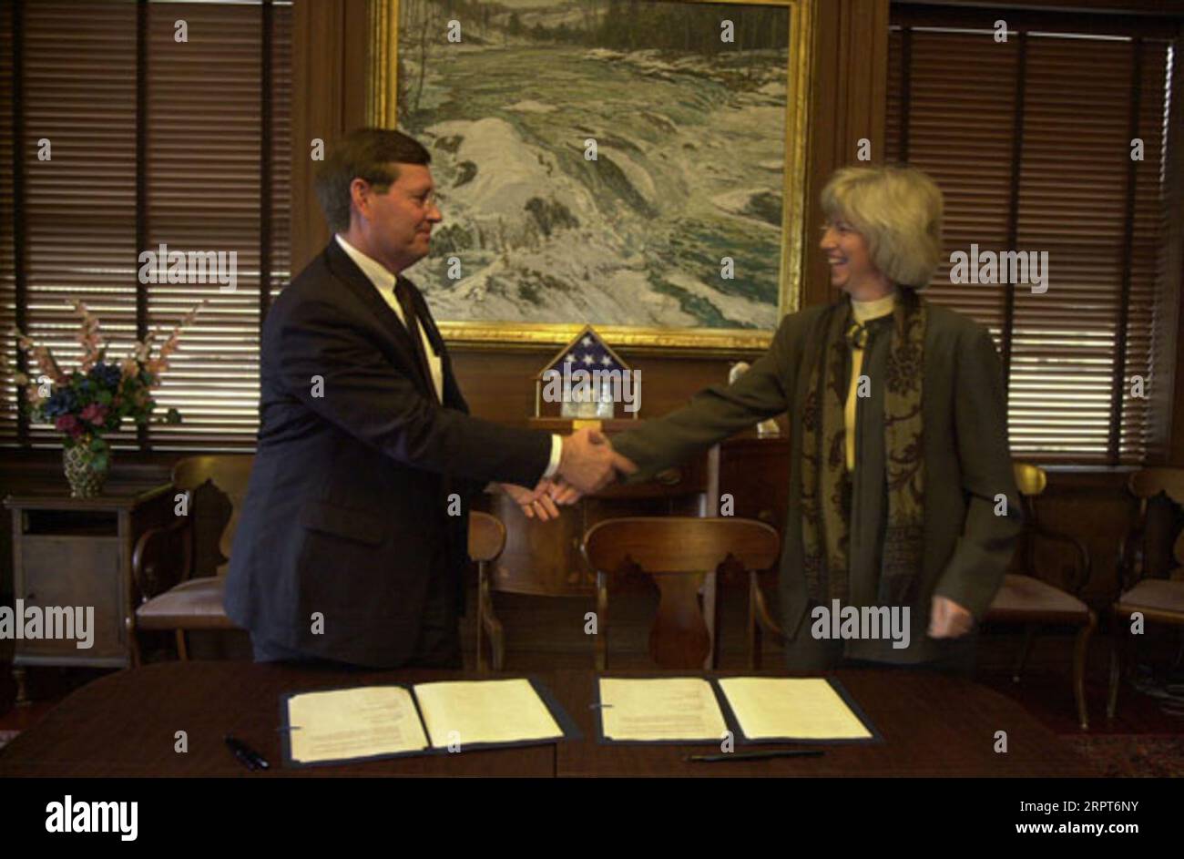Utah Governor Mike Leavitt, left, and Secretary Gale Norton shaking ...