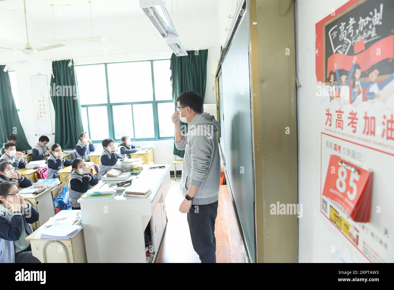 200413 -- HANGZHOU, April 13, 2020 -- A teacher shows how to wear the ...
