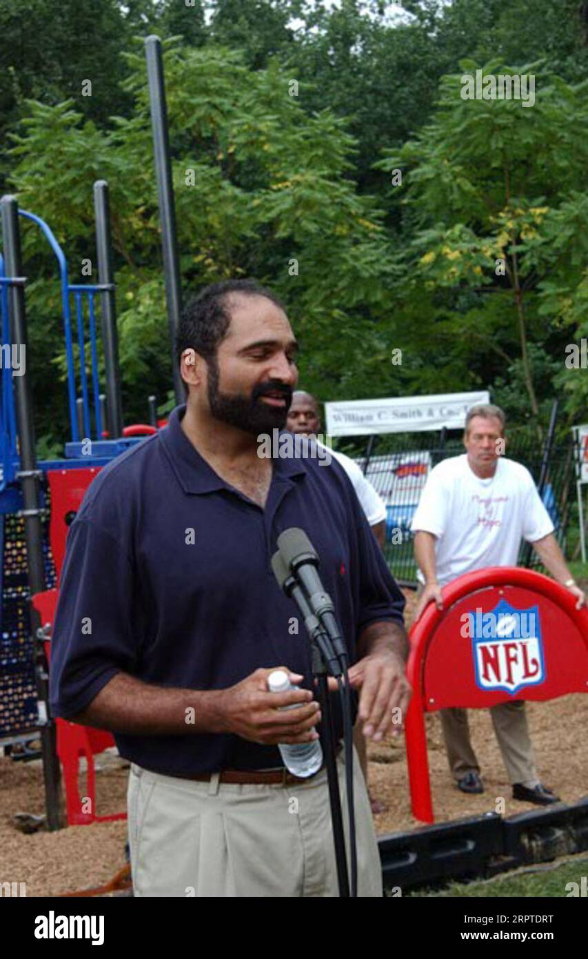 Former Pittsburgh Steelers running back Franco Harris speaking at event ...